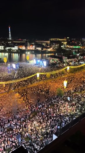 🔥 Невероятная атмосфера сегодня в Минске! На концерте Акмаля ко Дню города возле Дворца спорта собралось около 100 тысяч человек. Живая музыка, море эмоций и полный драйв 🎤🎶 @Akmal’ Смотри видео — там всё видно 👇 #Минск #ДеньГорода #Акмаль #концерт #Минск2026