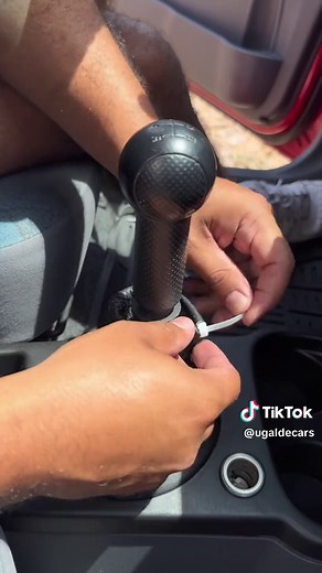 Cómo cambiar la funda de la palanca de cambios paso a paso