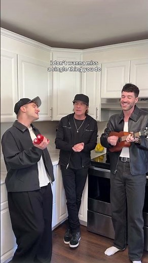 singing "hey, soul sister" w/ ‪@train‬ 📻❤️‪@AnthonyGargiula‬ #sing #heysoulsister #train #patmonahan