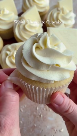 Julie Marie | easy recipes for home bakers on Instagram: "White Chocolate Cupcakes 🤍 Super soft vanilla cupcakes topped with a silky white chocolate buttercream! Find the recipe on my website juliemarieeats.com (link in bio) or Google ‘Julie Marie Eats White Chocolate Cupcakes’ #whitechocolate #cupcakesofinstagram #christmasdessert"