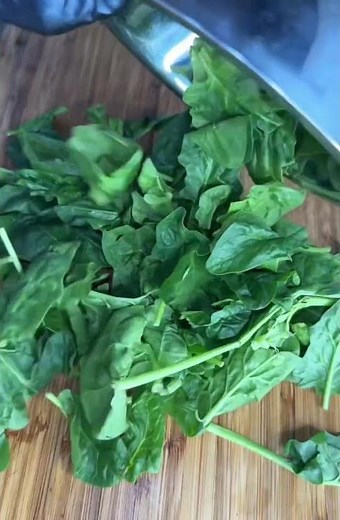 Spinach banana smoothie Healthy and refreshing 💚
