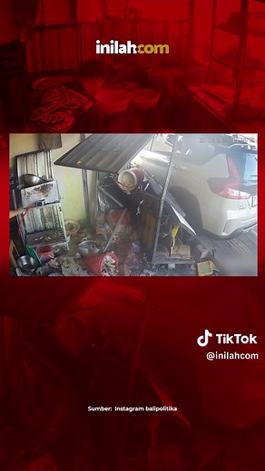 Kecelakaan lalu lintas terjadi di Jalan A. Yani Utara, Denpasar, pada Selasa (30/6/2026). Sebuah mobil bernomor polisi DK 1926 ADU diduga kehilangan kendali hingga menabrak sebuah warung ayam geprek yang sedang beroperasi. Sebelum menghantam warung, mobil tersebut terlebih dahulu menabrak dua sepeda motor yang terparkir di depan lokasi. Benturan keras membuat kedua motor terdorong ke dalam warung hingga menyebabkan dua karyawan berinisial L dan S tersiram minyak goreng panas dari wajan yang seda