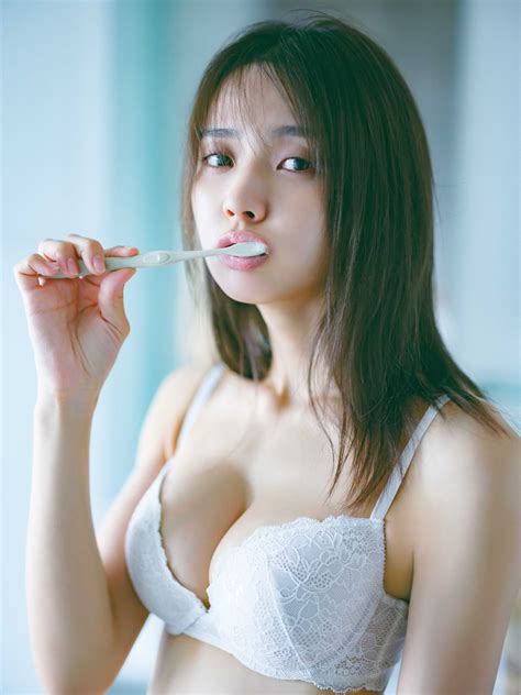 櫻坂46小林由依2nd写真集『意外性』から、白いレースの下着姿で歯磨きする“天使の寝起き”カットを公開！ エンタメnow