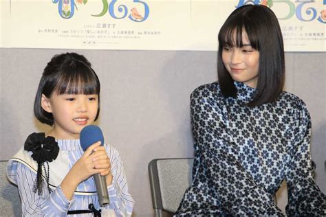 連続テレビ小説「なつぞら」第1週完成試写会後の会見に出席した粟野咲莉（左）と広瀬すず ― スポニチ Sponichi Annex 芸能