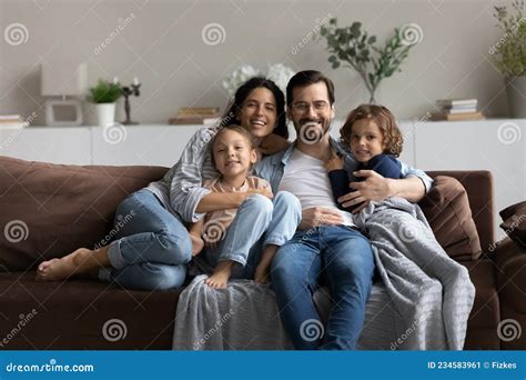 En Bild Av En Lycklig Familj Med Två Barn Som Sitter På Soffan