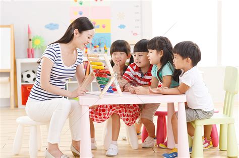 摄影协助友谊老师和儿童在幼儿园里高清图片下载 正版图片501944866 摄图网