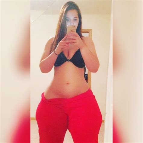 Blogueira Faz Sucesso Na Internet Com Seu Bumbum Gigante De 152 Cm