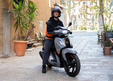 Motorrad Vergleich Vespa Sprint 125 S 2024 Vs Peugeot Tweet 125 Gt 2024