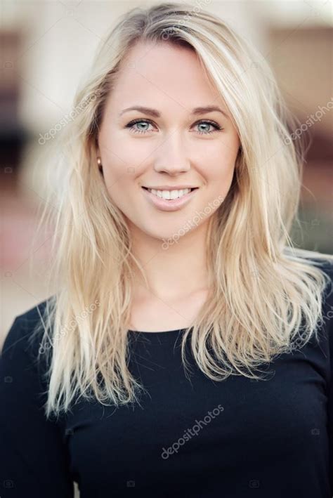Beau Portrait De Fille Blonde Dans La Rue Image Libre De Droit Par