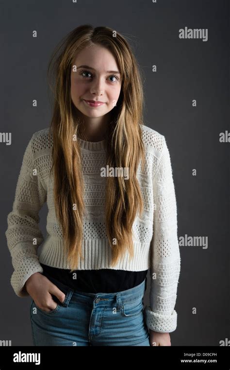 Eine Schlanke Dünne 14 15 Jährige Teenager Mädchen Einzel