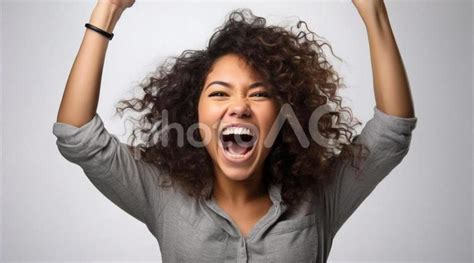 両手を上げて喜んでいる若い女性 No 28311381｜写真素材なら「写真ac」無料（フリー）ダウンロードok