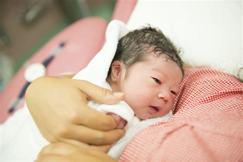 東原亜希の出産エピソード！「もう二度とできない…」双子の経膣分娩 [ママリ]