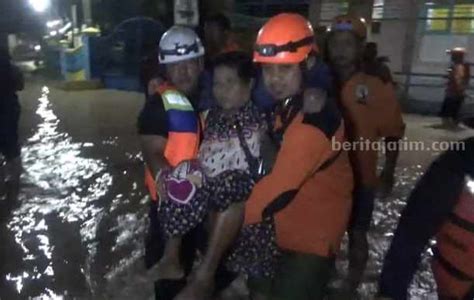 Dievakuasi Ke Puskesmas Lansia Sakit Terjebak Banjir Di Mojoagung Jombang