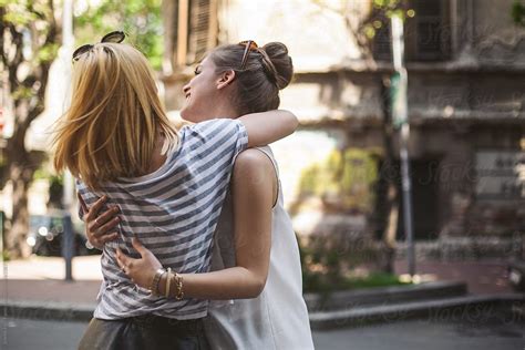«hug For A Best Friend Del Colaborador De Stocksy «jelena Jojic Tomic