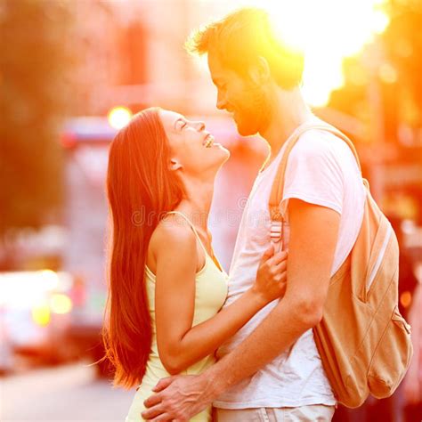 Couples Dans Rire De Baiser Damour Ayant Lamusement Image Stock