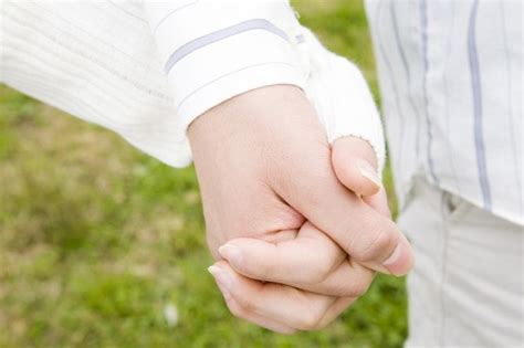 恋人つなぎをする男女の心理とは？ 付き合う前後の気持ちを解説｜「マイナビウーマン」
