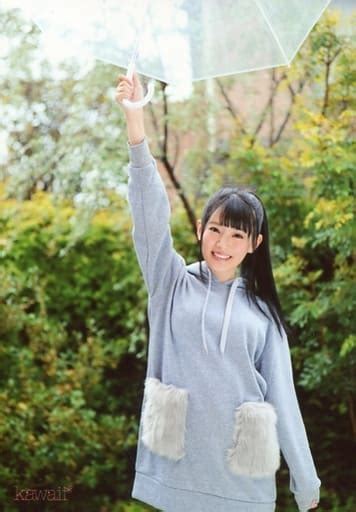 駿河屋 【アダルト】 柳井める 上半身・衣装グレー・白・右手上げ・傘・野外・ロゴ「kawaii 」 Dvd「愛嬌満点 ドキドキ勘違いし