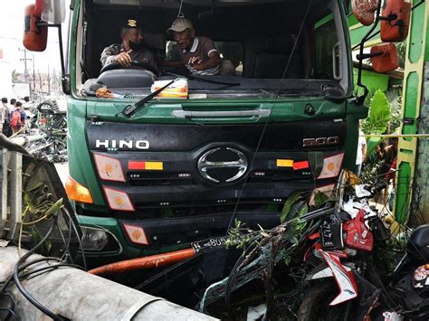 Berita Dan Informasi Kecelakaan Maut Truk Trailer Terkini Dan Terbaru