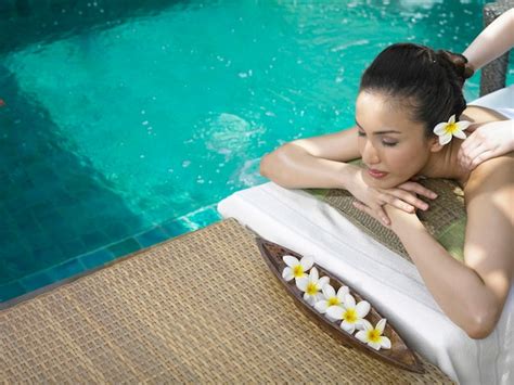 Premium Photo Cropped Hands Of Woman Massaging Customer At Poolside