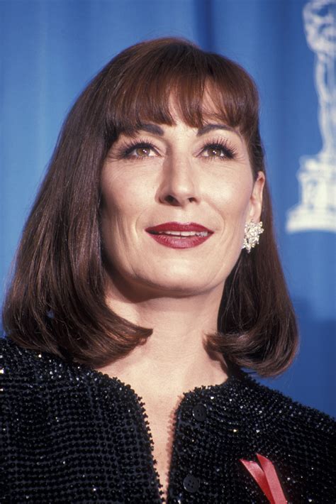 Anjelica Huston Compie 71 Anni Ecco I Suoi Beauty Look Vintage Vogue
