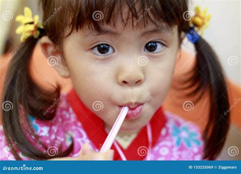 Japans Meisje Die Geschoren Ijs In Yukata Eten Stock Afbeelding Image
