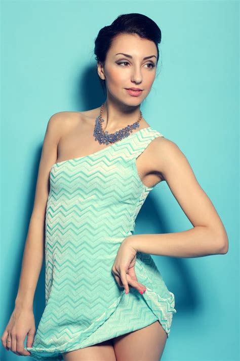 575 Photos De Belle Fille Dans Une Robe Courte Sexy Photos De Stock