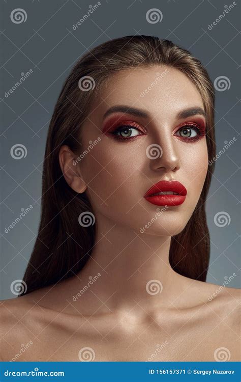å¥³æ€§æ‰‹æŒ‡ç¾Žç”²é£Žæ ¼çš„çº¢è‰²å­¤ç«‹ç¾Žã€‚å¥³æ€§æ‰‹æŒ‡ç¾Žç”²çº¢è‰²å