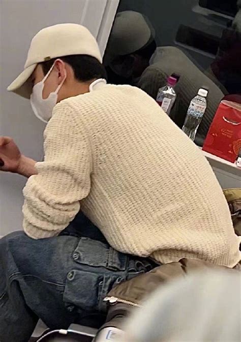 网友坐高铁偶遇白敬亭 戴鸭舌帽耳机潮味十足 搜狐大视野 搜狐新闻