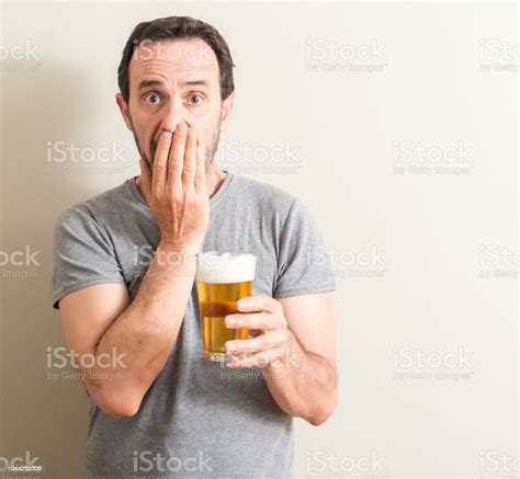 침묵 비밀 개념에에서 무서 워 하는 수석 남자 마시는 맥주 커버 입을 손으로 실수 두려움의 표현에 대 한 수치와 충격 맥주에