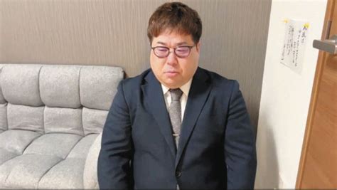 元プラス・マイナス岩橋良昌、スーツ姿で謝罪【写真】：中日スポーツ・東京中日スポーツ