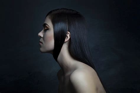 배경 화면 검은 여자들 초상화 간단한 배경 긴 머리 닫힌 눈 벌거 벗은 어깨 사진술 푸른 흑발 창백한