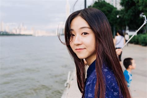 무료 이미지 바다 대양 흐림 사람들 하늘 소녀 여자 사진술 호수 강 여름 여행 해안 다리 초상화