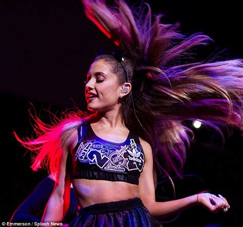 Game On Ariana Grande Shows Off Toned Stomach In Leather Bra And Mini