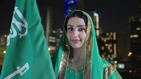 النظر إلى الكاميرا، ذكرى اليوم الوطني السعودي 23 سبتمبر، امرأة عربية