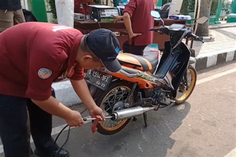 Hari Lingkungan Hidup Pemkot Tangerang Uji Emisi Kendaraan Warga