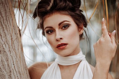 2048x1365 Brunette Woman Brown Eyes Girl Stare Model Face