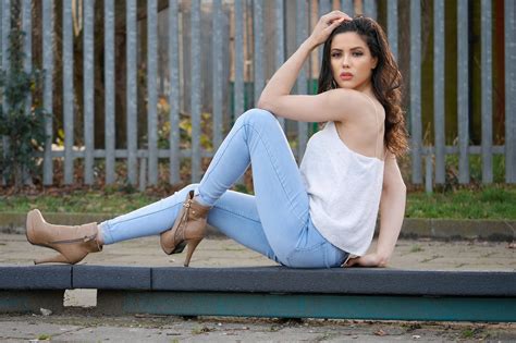 4k Hanna Brunette Girl Side Dress Sitting Hands Legs Hd