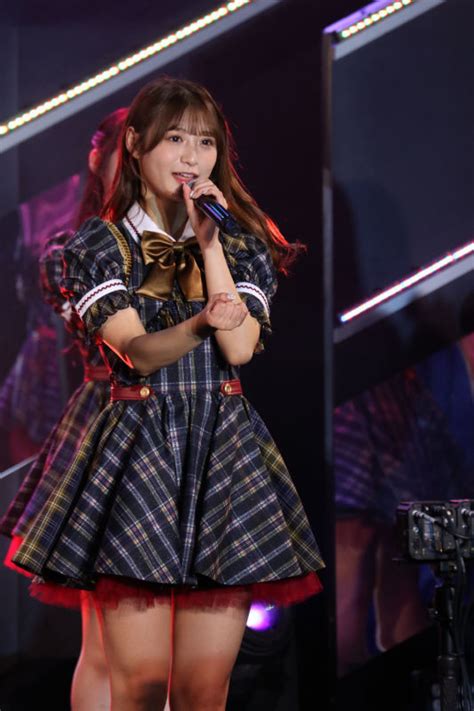 卒業公演で笑顔を見せる宮﨑想乃（中央）（撮影・古川泰裕） 「幸せな6年半でした」博多のシンデレラ・hkt48宮﨑想乃が卒業 写真・画像