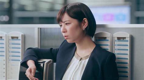 吉谷彩子 らが出演する ビズリーチ ハーモス勤怠 のcm 「さよならタイムカード」篇「ペーパーレスでラクラク集計」篇「有給の管理、ムリがある
