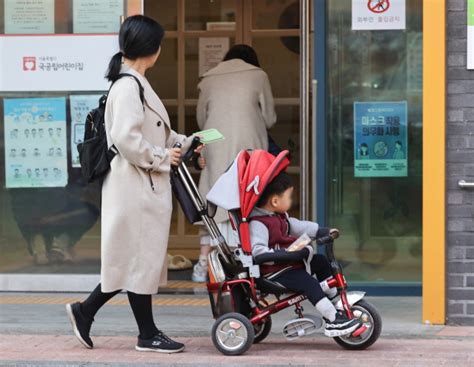 2월 출생아 수 역대 최저…40개월 연속 인구 자연 감소 서울경제