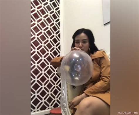 Linh Miu Livestream Cảnh Thổi Bóng Cười Cố Tình Khoe Vòng 1 đầy Phả‌ּn