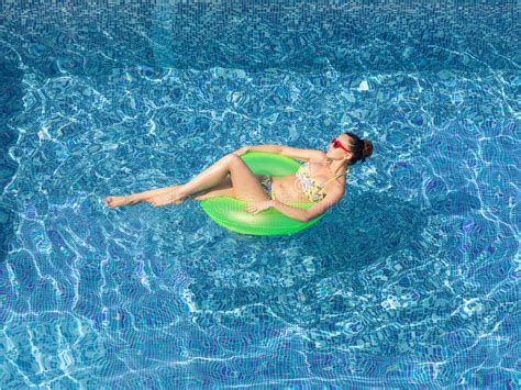 Belle Femme Heureuse Dans Le Bikini Blanc Avec Le Matelas Gonflable