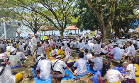 Umat Hindu Gelar Upacara Melasti Di Pantai Nambo Kendari — Turgo Id