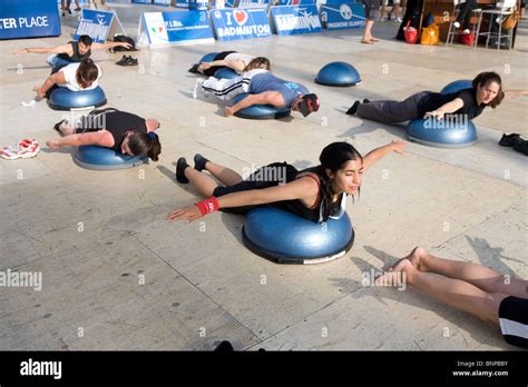 Grupo De Personas En Aerobic Gym Fitness Clase Piernas Saltar Saltar