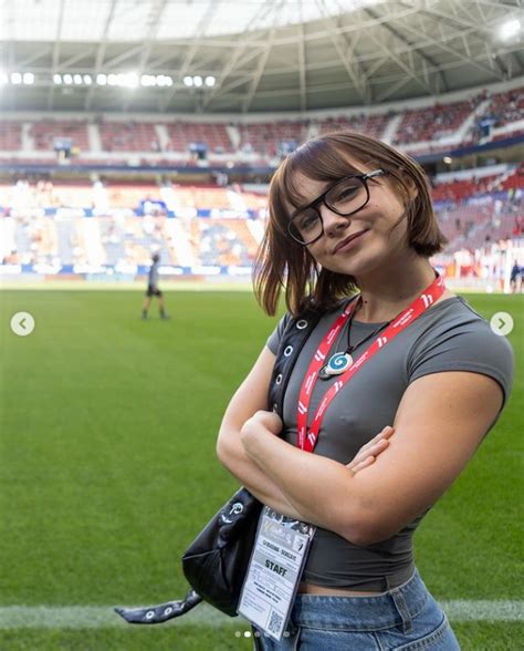 乳首が透けたノーブラのままサッカー観戦をした21歳外人美女が炎上 みんくちゃんねる