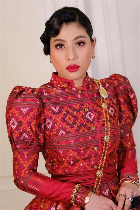 ปักพินโดย J De Graffenried Villars ใน Royalty And Nobility แบบเสื้อสตรี