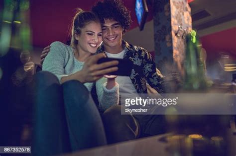 Sous Vue De Couple Heureux À Laide De Téléphone Intelligent Dans Un