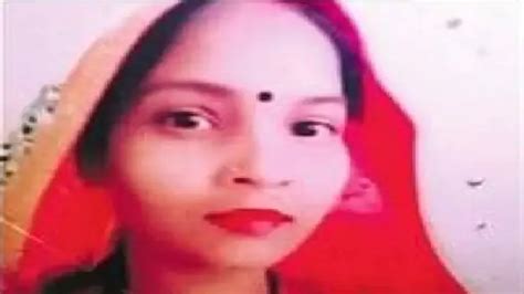 महिला ने सास ससुर के कपड़े धोने से किया मना पति ने डांटा तो कमरे में