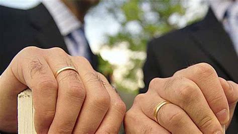 స్వలింగ సంపర్కుల వివాహాలపై కేంద్రం సంచలన నిర్ణయం సుప్రీంకోర్టులో