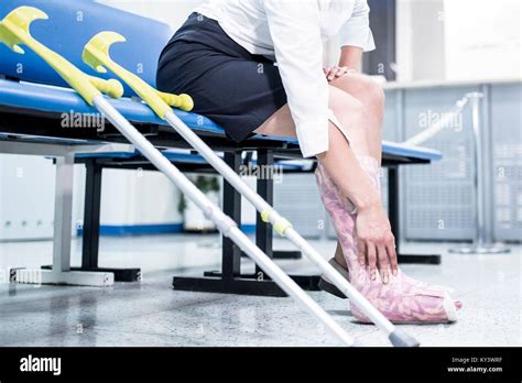 Jambe Dans Le Plâtre Banque De Photographies Et Dimages à Haute